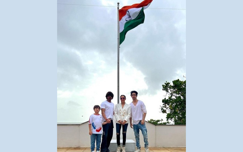SRK, family celebrate ‘Har Ghar Tiranga’, hoist Tricolour at Mannat ...