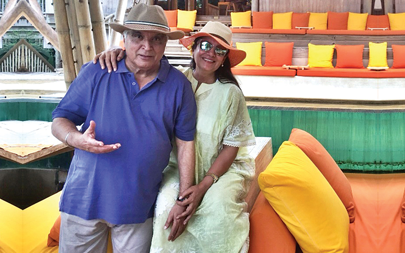 Shabana Azmi, Javed Akhtar hold hands as they pose for picture in ...